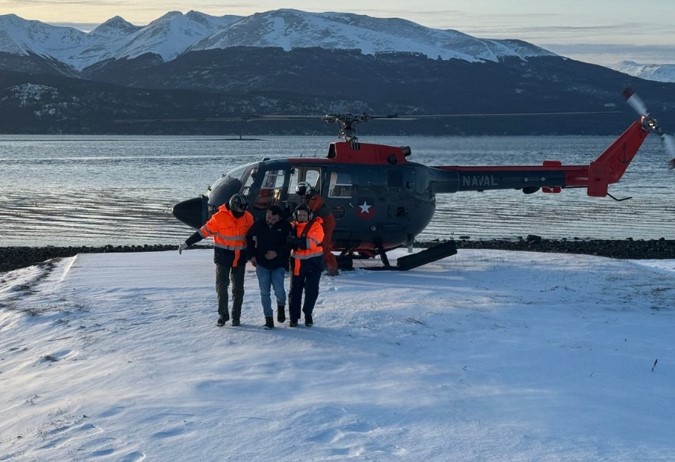 HELICÓPTERO NAVAL EVACUÓ A TRIPULANTE DE PESQUERO DESDE ISLA LENNOX ...